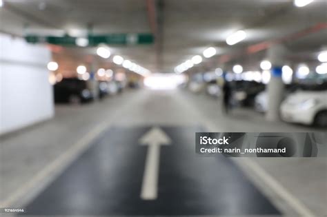 주차 구역 주차 콘크리트 뼈대 인테리어 디자인 큰 개인 차고 1 층의 흐린된 이미지 배경을 추상화 합니다 총 Boken 빛 네온에서 저녁에 개념에 대한 스톡 사진 및 기타