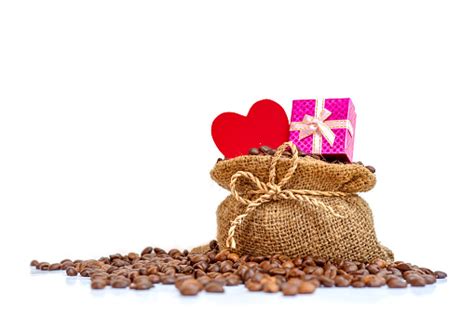 발렌타인의 날 개념입니다 핑크 선물 상자와 원두 커피와 커피 삼 베 가방에 레드 심장 종이 흰색 배경에 고립 텍스트에 대 한 공간을 복사 합니다 0명에 대한 스톡 사진 및