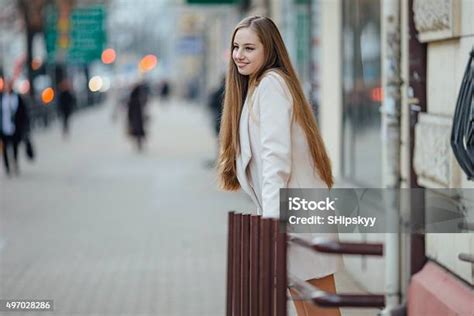 Gadis Pretty Yong Berdiri Di Belakang Pusat Toko Foto Stok Unduh