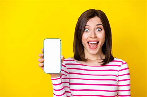 놀라운 혼란스러워하는 여자 예기치 않은 승리 새로운 장치 기뻐하다 열린 입 빈 공간 노란색 배경에 고립 된 사진 20 24세에 대한 스톡 사진 및 기타 이미지 Istock