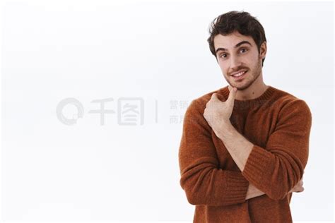 白色高清图片 感兴趣的英俊年轻男性的腰部肖像听着好奇的新闻微笑着看上去很感兴趣摸着下巴考虑购买一些东西使用公司服务白色背景 商务
