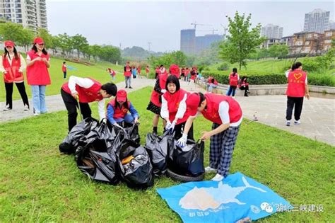 三峡建设积极参加“河流守望者·桥边河净滩”活动