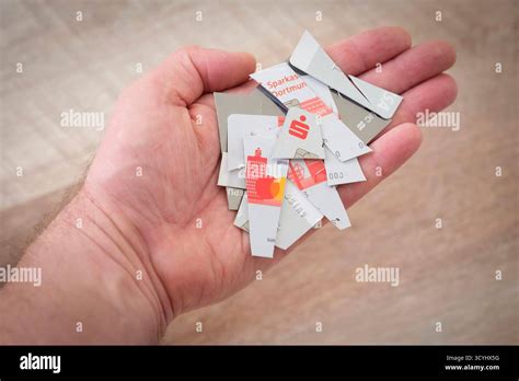 Eine Abgelaufene Ec Karte Der Sparkasse Wurde Vor Dem Entsorgen