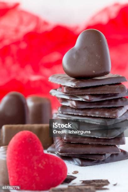 심 혼의 형태로 하는 초콜릿 사탕 발렌타인 데이 대 한 개념입니다 사랑 테마의 엽서에 대 한 디자인 0명에 대한 스톡 사진 및 기타 이미지 Istock