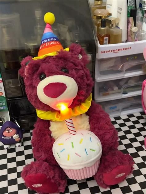 「let Me Take A Look At Whose Loopy Plush Toy Is So Cute Wearing A Strawberry Bear Hat 」[動画]【2024】