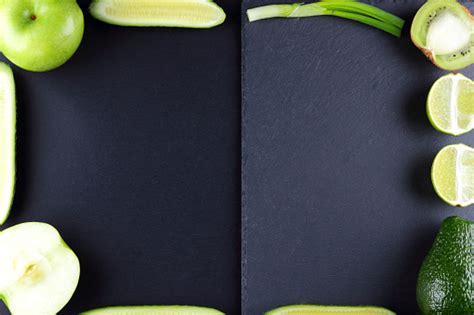 녹색 과일 그리고 야채 검은 배경과 크리에이 티브 복사 공간에 천연 제품 녹색에서 프레임입니다 아보카도 키 위 라임 및 슬레이트 보드에 애플 상위 뷰 건강한 생활방식에 대한
