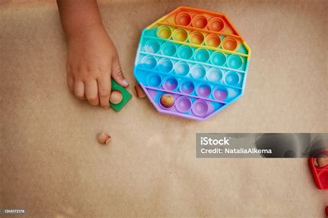 아이는 장난감과 헤이즐 너트 트렌디 한 팝과 게임을 발명했다 모터 기술 개발을위한 게임 무지개 감각 안절부절 밀어 맨 위 보기입니다 공간을 복사합니다 고품질 사진 감각