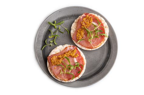 육포 소금에 절인 고기가 들어간 떡 샌드위치 흰색에 고립 된 마이크로 그린 상단 전망 닫으십시오 0명에 대한 스톡 사진 및 기타 이미지 Istock