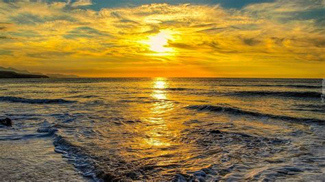 Zachodzące Słońce Odbija Się W Morzu