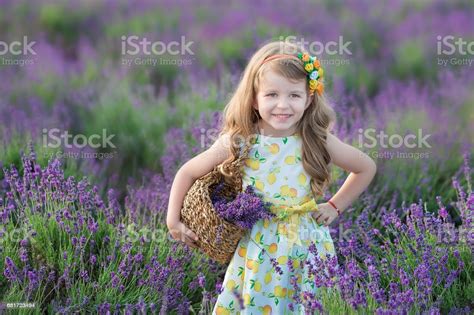 라벤더의 분야에 웃는 어린 딸과 함께 젊은 어머니 딸은 어머니 손에 앉아입니다 화려한 드레스와 어두운 파란색 드레스에 어머니 소녀 긍정적인 감정 표현에 대한 스톡 사진 및