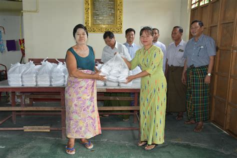 ဗန်းမော်မြို့ရှိ ရွှေတောင်တန်းဆီဆိုင်ပိုင်ရှင်နှင့်ဝန်ထမ်းများက