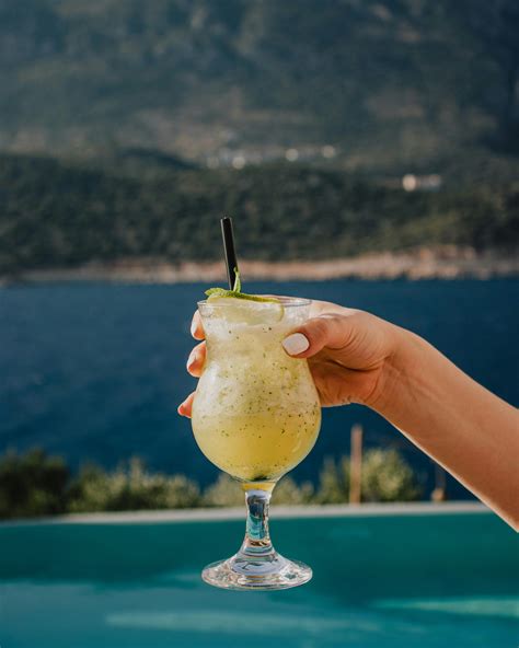 가벼운 음료 갈증 담금질 감귤류 건강한 음료 고명 그림자 꿀 달콤한 디톡스 라임 레몬 레몬 라임 레몬에이드 맑은 날 무알콜 밝은 햇빛 비타민 C