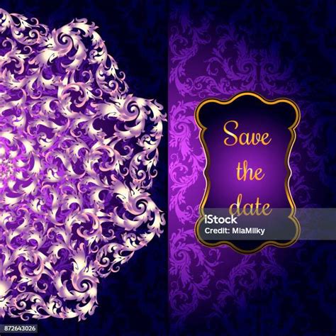 인도 스타일에 레이스 만다라와 초대 카드입니다 보헤미안 장식입니다 로얄 퍼플 원형 트레이 서 리 고유한 서식 파일 디자인 또는 배경 0명에 대한 스톡 벡터 아트 및 기타