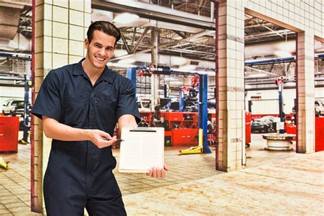 2029세 성인 잘생긴 남성 남성 기계 공방 수동 작업자 수리공 기술자 수리 용 자동차 수리점 에서 만 허리 정면 보기 20