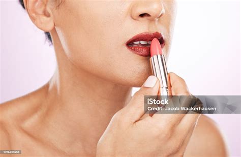 립스틱 응용 프로그램 아름다움 패션 및 미학을 위한 스튜디오 배경에 있는 여성과 입 클로즈업 여성 모델 빨간 입술 글래머 화장품 우아한 스킨케어 컬러 화장품을 위한 메이크업