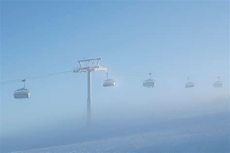 1월의 안개낀 날 노르웨이 하펠 스키 리조트의 스키 슬로프를 따라 스키 리프트 0명에 대한 스톡 사진 및 기타 이미지 0명