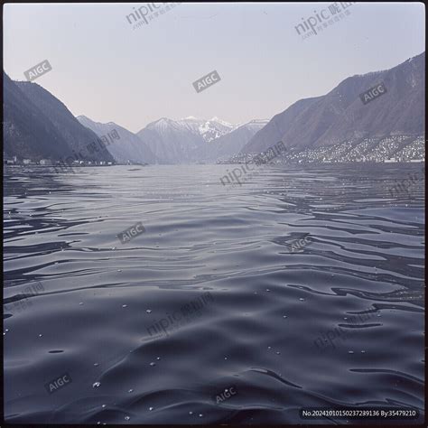 Ai创作图然乌湖雪山湖泊 新西兰湖泊湖水 库区湖区湖泊湖面湖水 群山脉江河流湖泊 湖泊山脉山川 高山湖水湖泊 河流河水水资源高山 雪山下的水面 水面湖水微波 平静水面湖水河水 高山湖泊冰雪