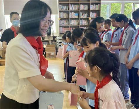 区新居民服务中心开展“欢乐庆六一·携手共成长”关爱新市民子女活动