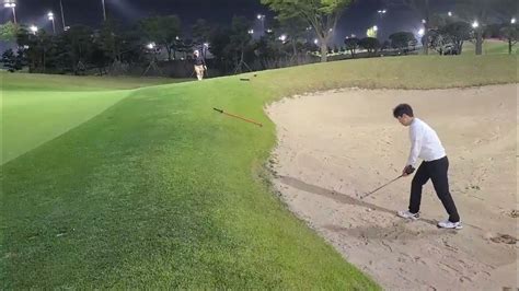 김프로님 벙커의 기본은 볼이 뒤로오는거죠 역시 완벽하시네요100돌이 스크린골프 프렌즈스크린 골린이 골프 버디 짤모음 해저드 벙커샷 Youtube