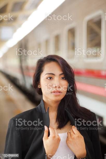 방콕에서 기차에서 필리핀 트랜스 젠더 비즈니스 여성의 초상화 카토이에 대한 스톡 사진 및 기타 이미지 카토이 20 29세