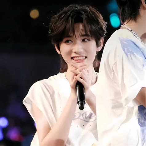 Huang Zi Ling Huang Zi Ling Updated Her Profile Picture