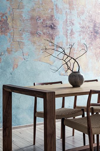 나무 공유 테이블 의자 꽃병과 우아한 액세서리로 로프트 아파트의 식당의 세련된 인테리어 디자인 현대적인 홈 장식 밝고 햇볕이 잘 드는 산업 공간 템플릿 0명에 대한 스톡