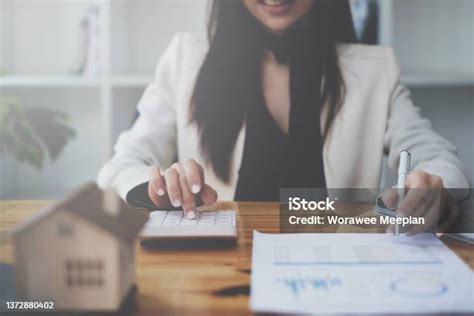 아시아 기업인 또는 브로커가 고객과 계약 서정서를 확인하여 계약서에 서명합니다 부동산 및 계약 개념 가격에 대한 스톡 사진 및 기타 이미지 Istock