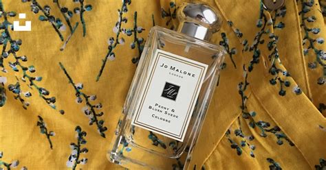 흰색과 검은색 섬유에 투명 유리 향수병 사진 Unsplash의 무료 병 이미지