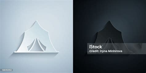 종이 컷 서커스 텐트 아이콘은 회색과 검은색 배경에 분리되어 있다 카니발 캠핑 텐트 놀이 공원 종이 아트 스타일 벡터 3차원 형태에 대한 스톡 벡터 아트 및 기타 이미지