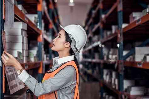 상품 창고 상점에 서있는 자신감 아시아 여성 소유자는 수입 및 수출화물화물 선박에서 제어 적재 컨테이너 상자를 확인 35 39세에 대한 스톡 사진 및 기타 이미지 Istock