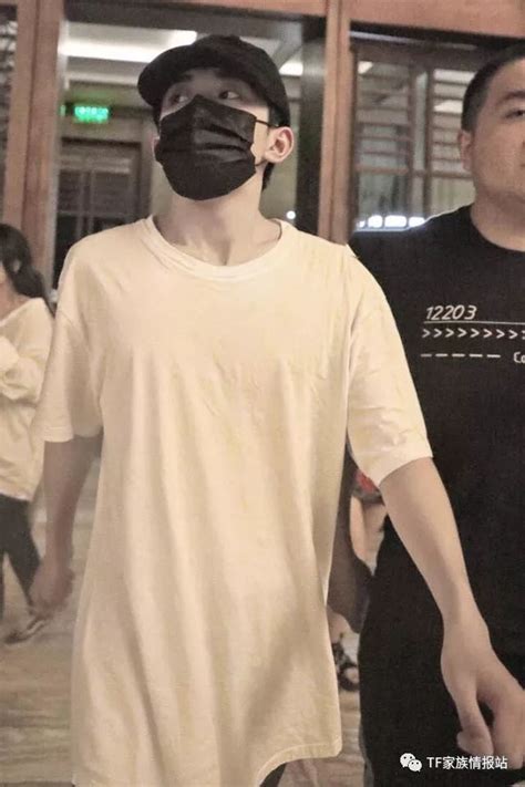 千玺拍戏至凌晨四点半，眼神略显疲惫