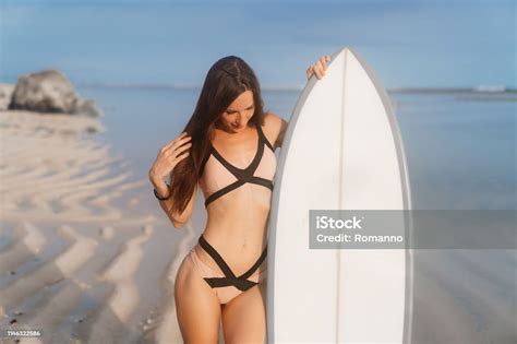 열 대 해변에서 서핑 보드와 서 있는 수영복에 긴 머리를 가진 매력적인 소녀 건강한 생활방식에 대한 스톡 사진 및 기타 이미지 건강한 생활방식 관능 나이 Istock