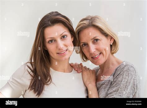Junge Frau Und Mutter Stockfotografie Alamy