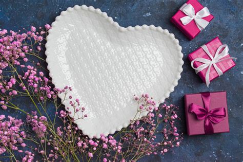 발렌타인 데이를위한 최고의 보기 로맨틱 테이블 설정 결혼식 날짜를 축하합니다 흰색 하트 모양의 접시 분홍색 꽃과 선물 상자 텍스트의 여지가 있습니다 상단의 뷰 0명에 대한