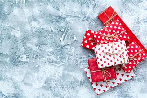 발렌타인 데이 선물 상자에 빈티지 배경 하트 종이에 싸서 발렌타인 선물 2월에 대한 스톡 사진 및 기타 이미지 2월 개념 개념과 주제 Istock