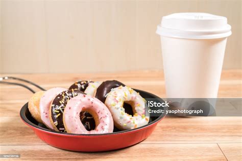 도넛 음료 철 프라이 팬 나무 테이블 배경 탑 뷰 복사 공간 무늬 끈적거리는에 대한 스톡 사진 및 기타 이미지 끈적거리는 대만 도넛 Istock