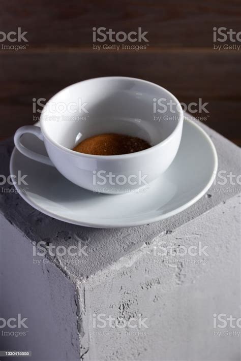 배경 텍스처로 콘크리트 회색 큐브에 커피의 빈 컵 브레이크 커피 타임의 개념 0명에 대한 스톡 사진 및 기타 이미지 0명