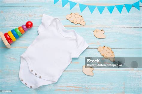 이랑 플랫 누워 흰색 아기 셔츠는 파란색 배경에 나무 장난감 레이아웃 디자인 및 로고 광고 어린이 파티 베이비 샤워의 배치에 대 한 0명에 대한 스톡 사진 및 기타 이미지