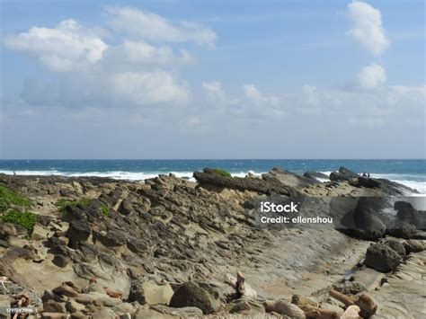 바다로 이어지는 바위 도로 과거 의 방법 푸른 바다와 하늘 사람들은 편안하고 평온함을 느낍니다 자연 여행 및 휴가 개념 타이둥 대만 동부 복사 공간을 가지고 있습니다 쿤드는