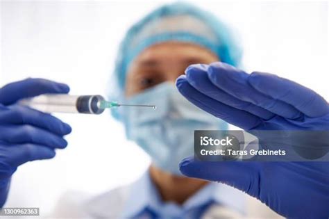 백색 배경에 고립 된 인구를 예방 접종 할 준비가 주사기를 가진 의사 예방 접종의 날 전염병과 싸우고 있습니다 Stem 주제에 대한 스톡 사진 및 기타 이미지 Istock