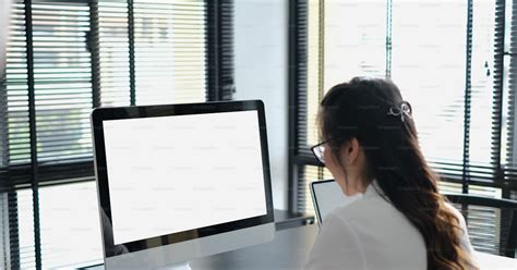 사무실에서 직장에 앉아 Pc 화면을 보고 있는 사업가의 뒷모습 초상화 사진 Unsplash의 테이블 이미지