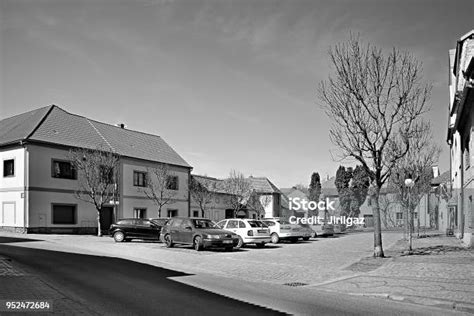 자동차와 Masaryk 시작 광장에 오래 된 집 흑인과 백인 양식에 일치 시키는 스프링 0명에 대한 스톡 사진 및 기타 이미지 0명 2018년 거리 Istock