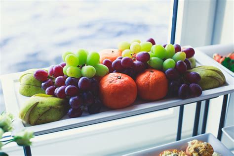 아름 답게 꾸며진 다른 음식 간식과 전채 기업 크리스마스 생일 파티 이벤트 또는 결혼식 축 하에 있는 케이터링 연회 테이블 결혼식에 대한 스톡 사진 및 기타 이미지 Istock