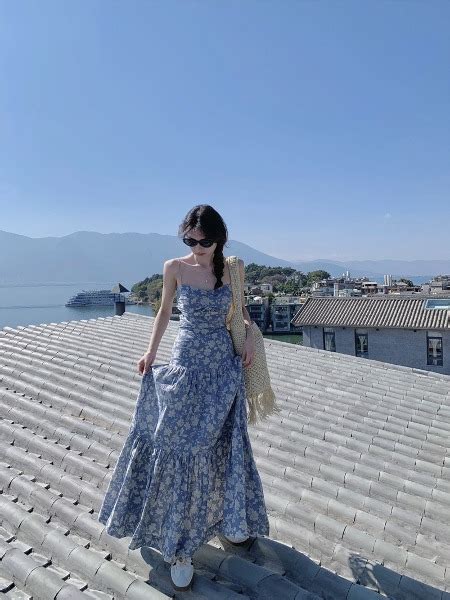 헤이로그 여름 봄 백리스 리본 끈 뷔스티에 끈나시 민소매 끈 나시 여름휴가 휴양지 해변 바다 여행 휴가 나들이 룩 코디 추천 A라인 플라워패턴 꽃무늬 패턴 플라워 하늘색