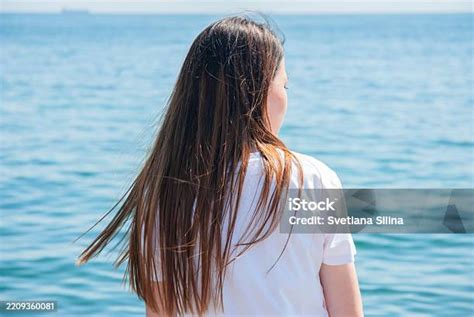 사색적인 젊은 여자가 바닷가에서 화창한 날을 즐기고 있습니다 행복한 여름날 여행 및 휴가 컨셉 20 24세에 대한 스톡 사진 및 기타 이미지 Istock
