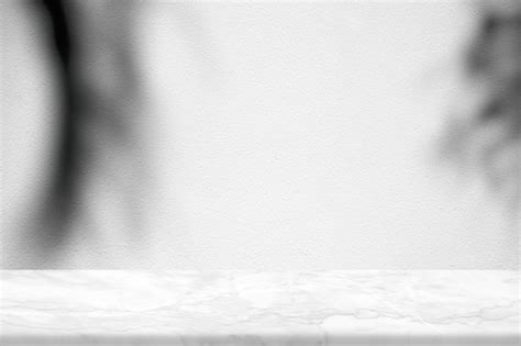 코코넛 또는 야자수가 콘크리트 벽 질감 배경에 그림자를 남기고 있는 흰색 대리석 테이블은 제품 프레젠테이션 배경 디스플레이 및 모형에 적합합니다 0명에 대한 스톡 사진 및