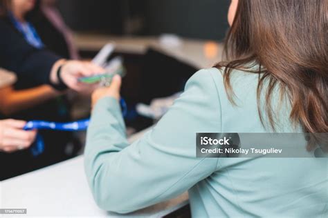 컨퍼런스 컨퍼런스 포럼 이벤트 등록 데스크 테이블 이름 배지 및 입장 팔찌 팔찌를 받는 방문객 및 참석자 및 전자 티켓 등록