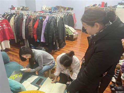 Өдөрт 100 гаруй хувцас борлуулдаг