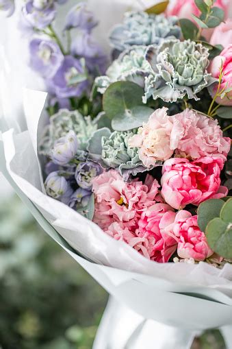 나무 테이블에 꽃병에 혼합 꽃의 아름 다운 신선한 컷 꽃다발 꽃가 게에서 꽃집의 작품 섬세 한 파스텔 톤 컬러 개화기에 대한 스톡 사진 및 기타 이미지 Istock