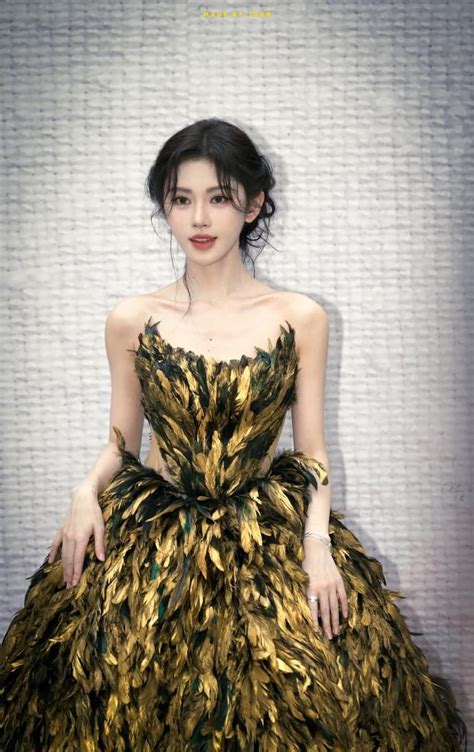 鞠婧祎换新造型了一袭金色羽毛抹胸裙惊艳亮相粉丝涅槃重生 360娱乐你开心就好